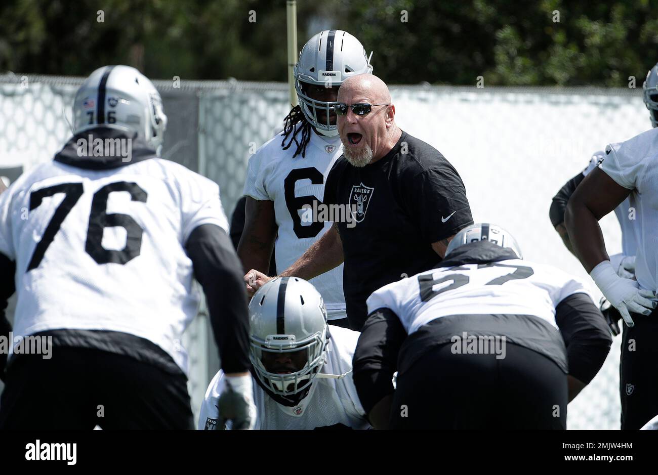 Oakland Raiders assistant coach Tom Cable, center, gives instruction ...