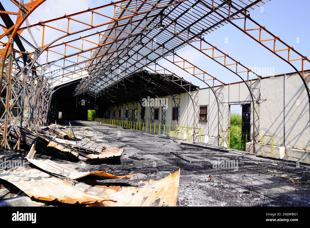 Messy burnt and abandoned industrial warehouse factory room Stock Photo ...