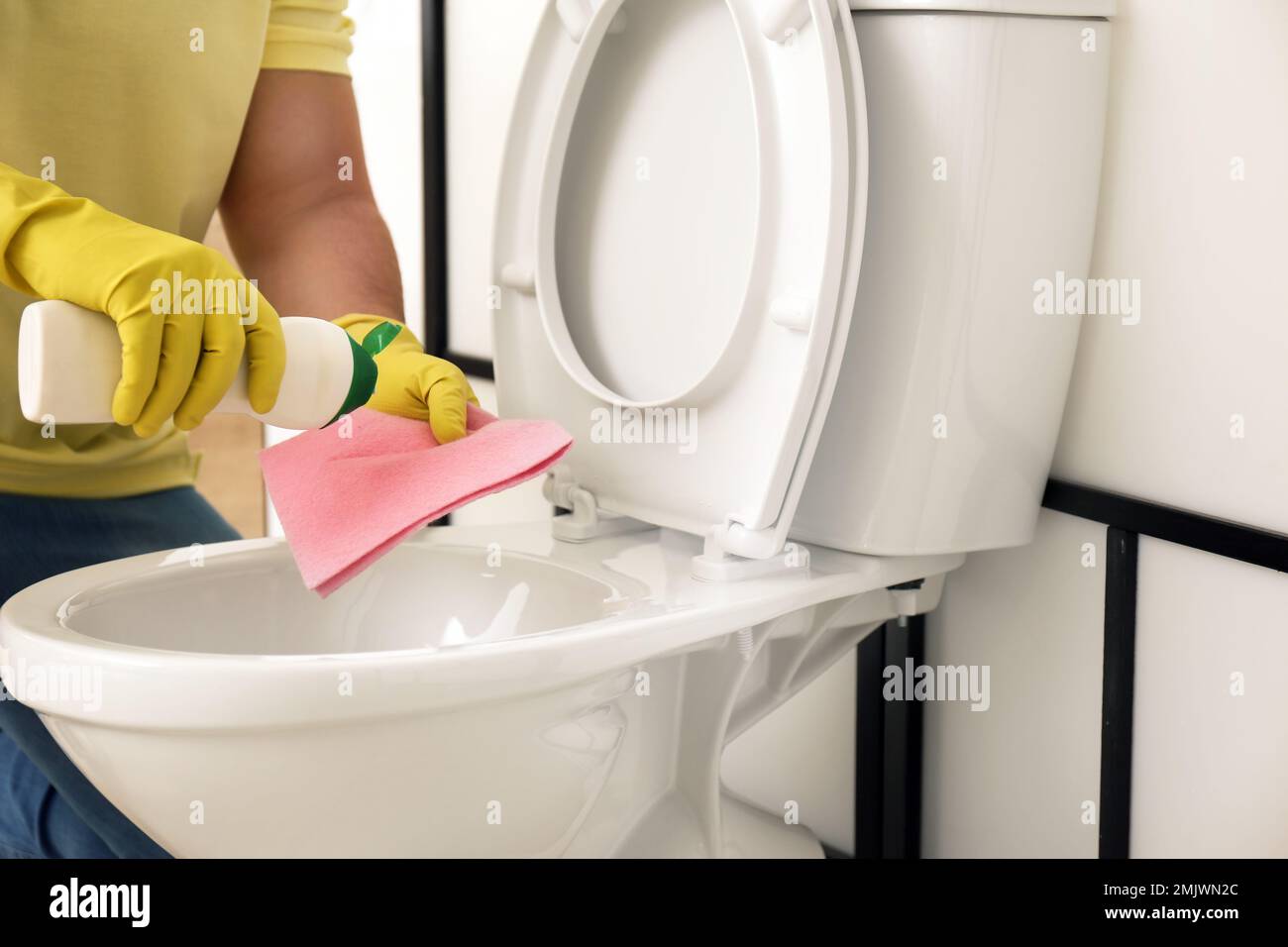Man clean bathroom gloves hi-res stock photography and images - Alamy