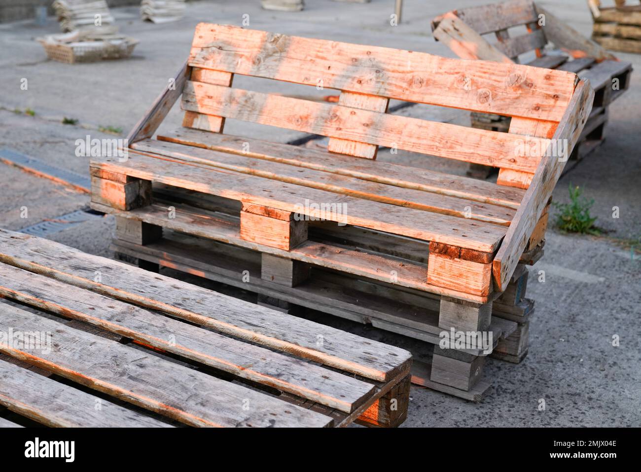 wooden pallets make garden wood lounge chair and table in the garden ...