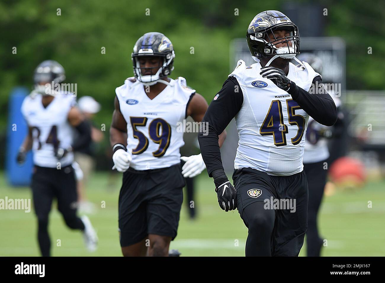 Baltimore Ravens linebacker Jaylon Ferguson, right, warms up during NFL ...