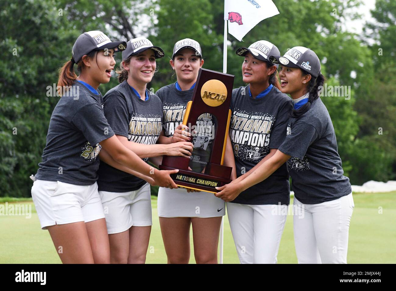 CORRECTS NAMES OF GOLFERS ON LEFT AND RIGHT, WHICH WERE TRANSPOSED ...