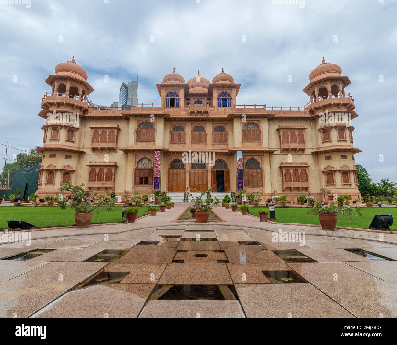 Karachi building hi-res stock photography and images - Alamy
