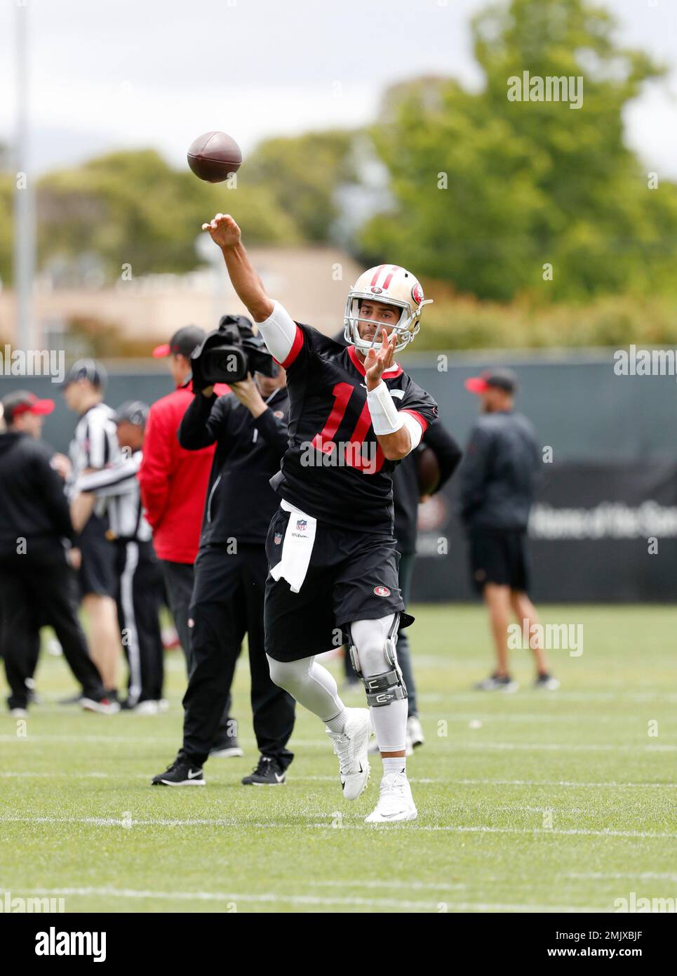 San Francisco 49ers starting quarterback Jimmy Garoppolo (10) throws a ...