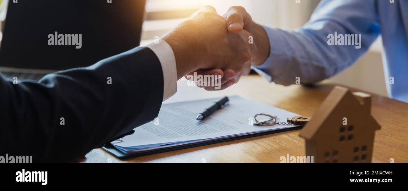 Contract signing handshake hi-res stock photography and images - Alamy