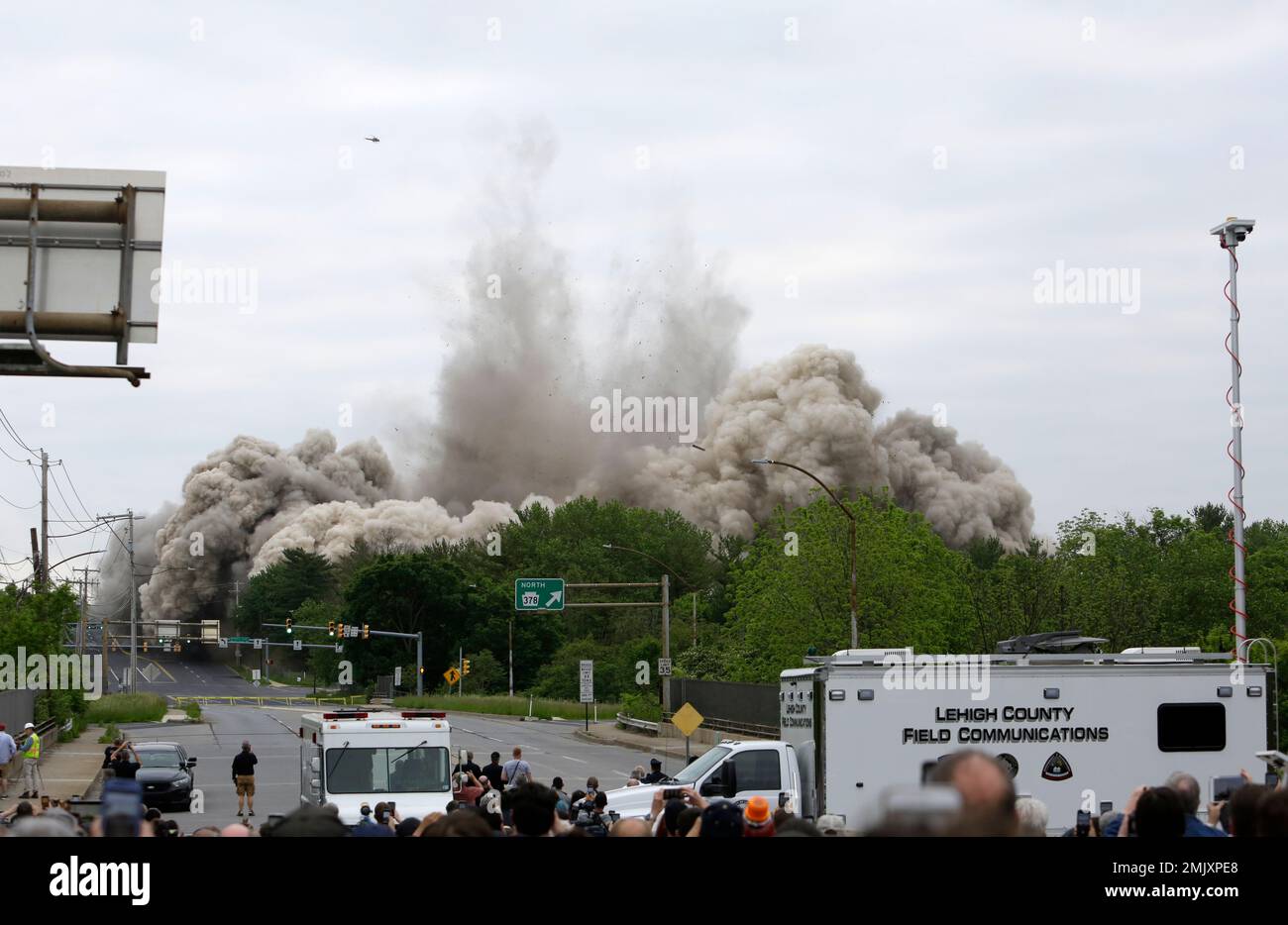 Martin Tower, former world headquarters of Bethlehem Steel, implodes ...
