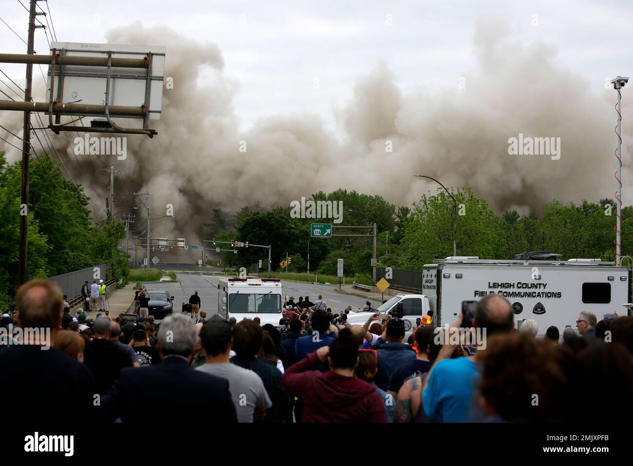 Martin Tower, former world headquarters of Bethlehem Steel, implodes ...