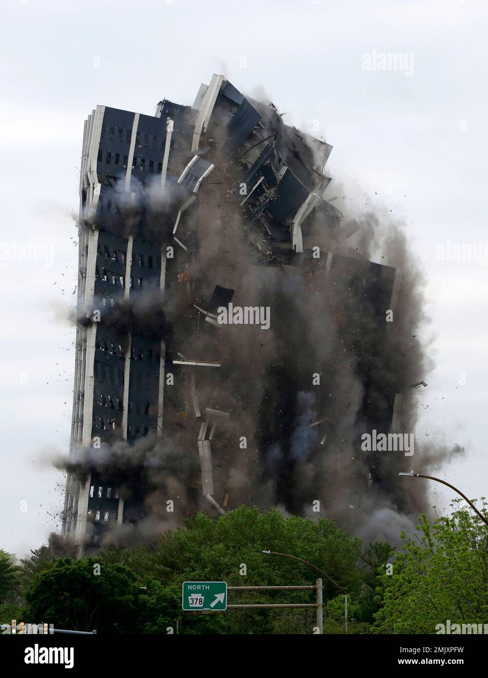 Martin Tower, former world headquarters of Bethlehem Steel, implodes ...