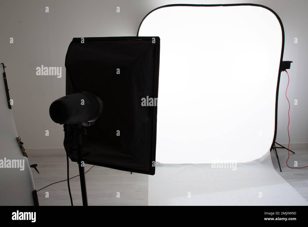 Photo studio light setup waiting models for background Stock Photo - Alamy