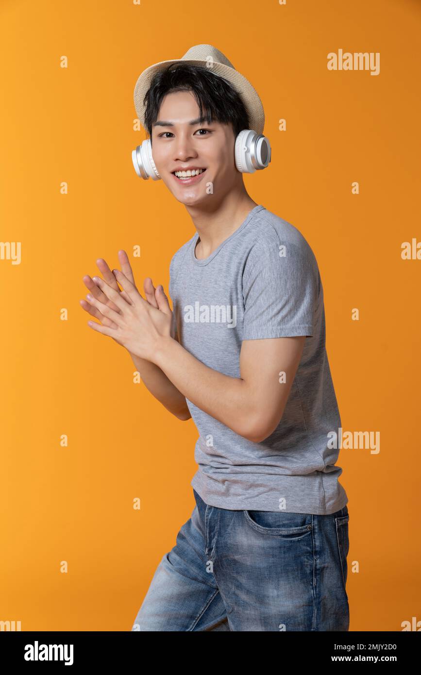 Men wearing headphones hi-res stock photography and images - Alamy