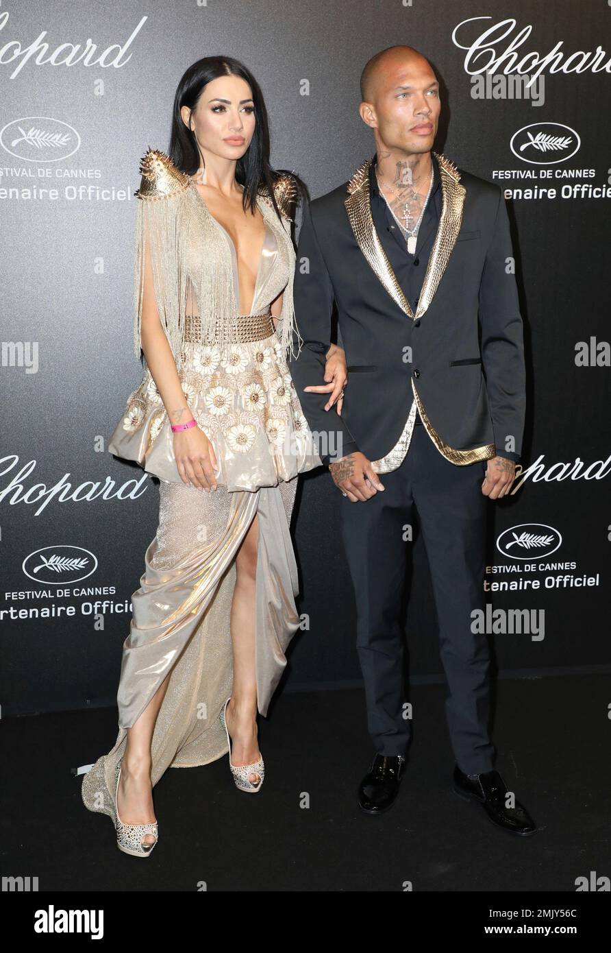 Models Andreea Sasu, left and Jeremy Meeks pose for photographers upon ...