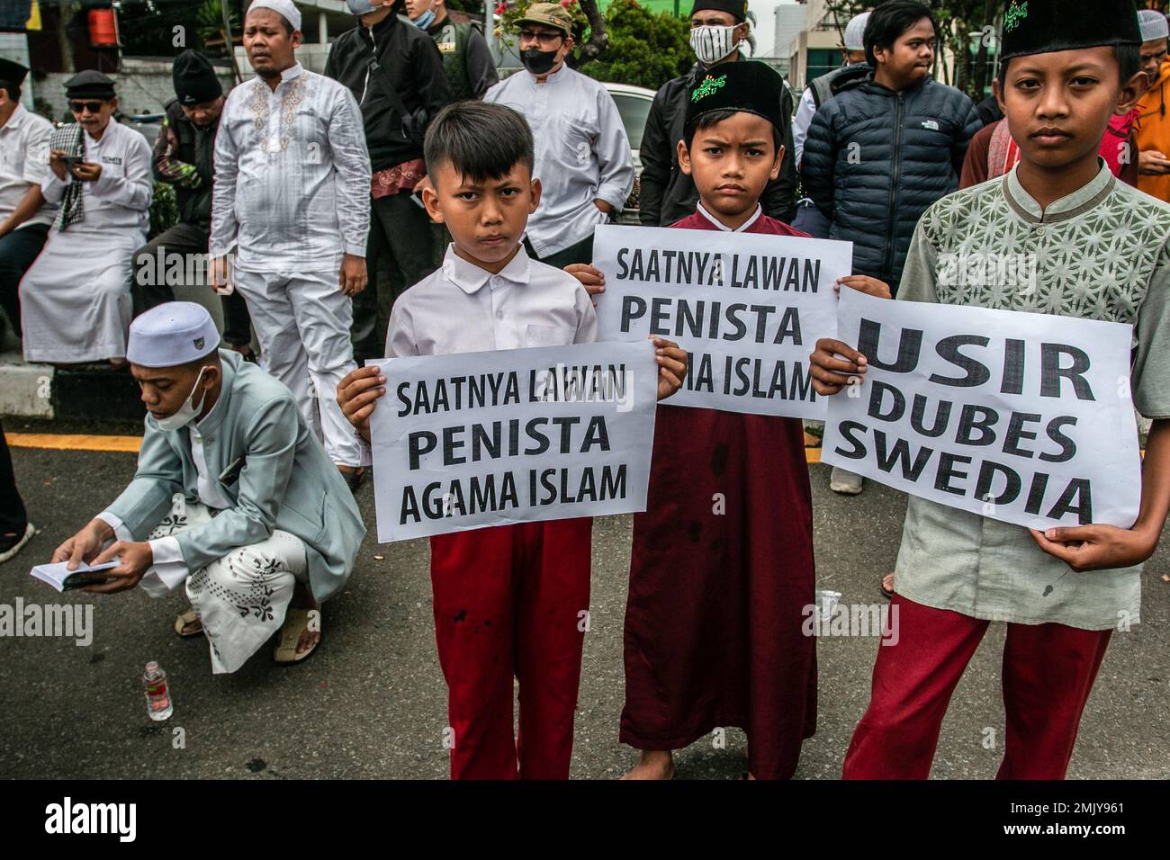 Bogor, Indonesia. 27th Jan, 2023. Indonesian school children hold a ...