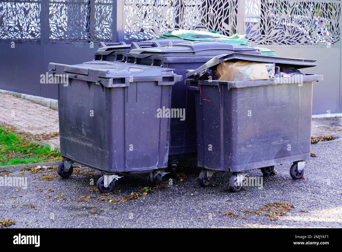 Full dust bin hi-res stock photography and images - Alamy