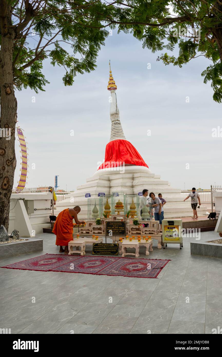 The leaning mon pagoda rim chao phraya river hi-res stock photography ...