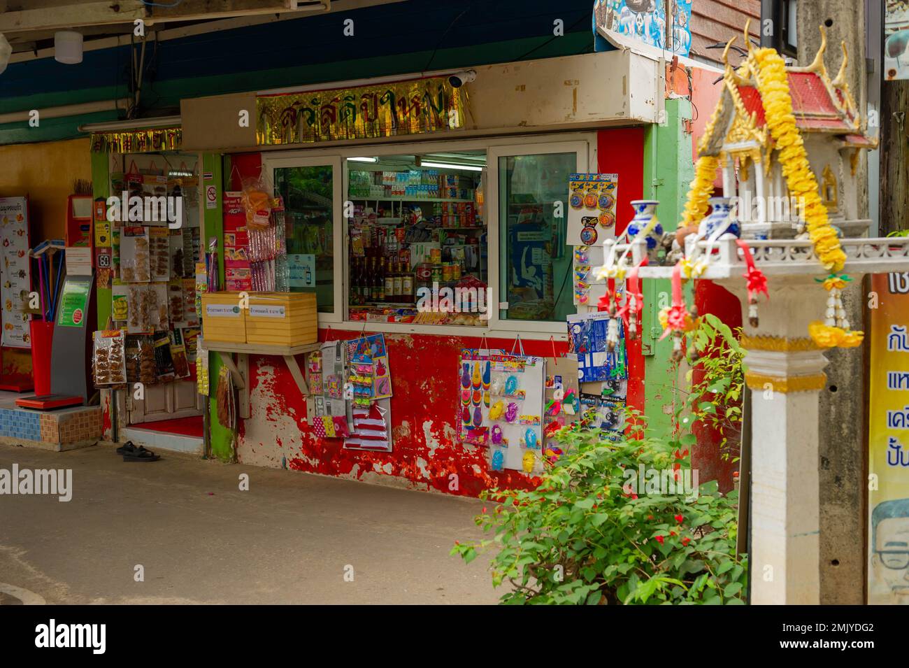 A convenience store on Ko Kret Island, Bangkok, Thailand Stock Photo ...