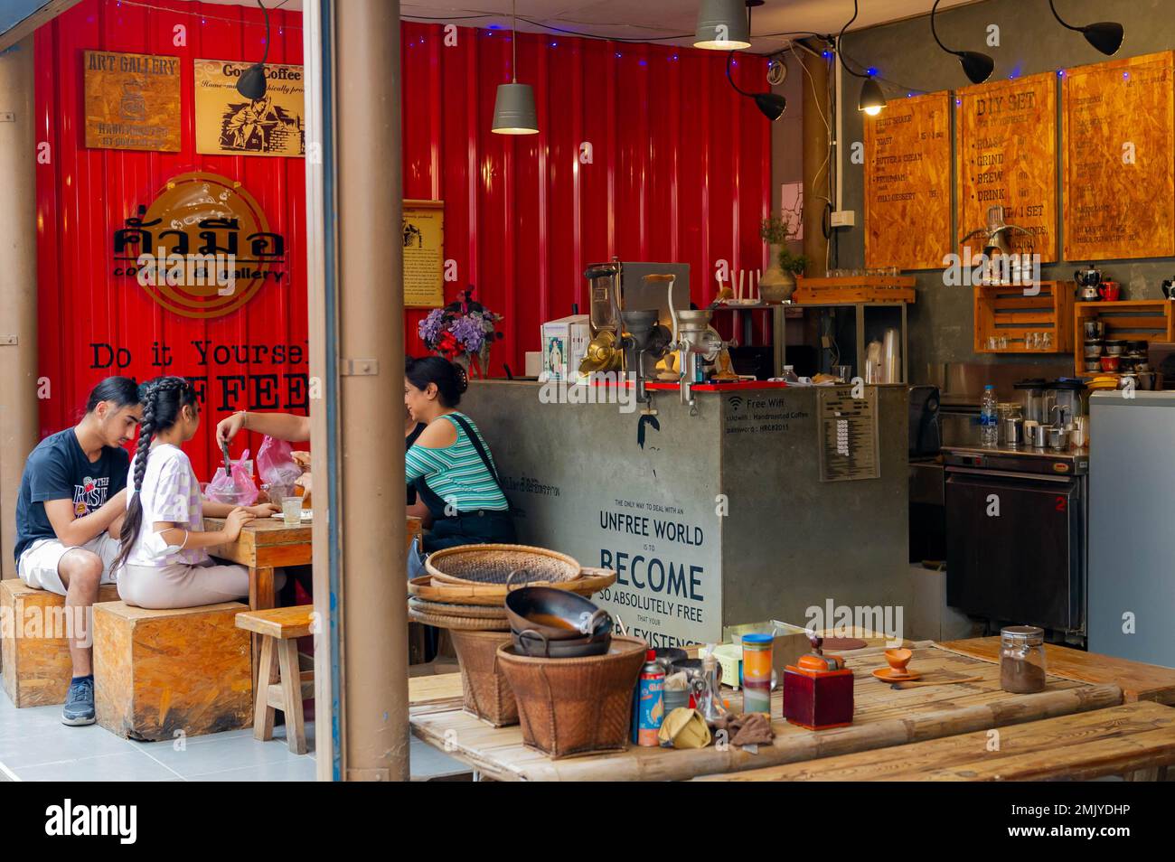 Busy coffee shop hi-res stock photography and images - Alamy