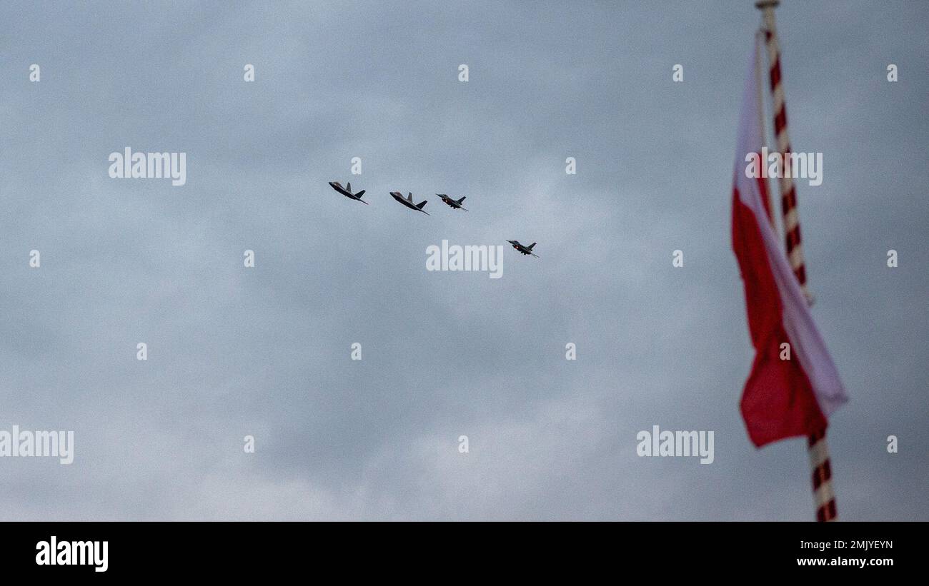 U.S. Air Force F-22 Raptors fly alongside Polish Air Force F-16s over ...