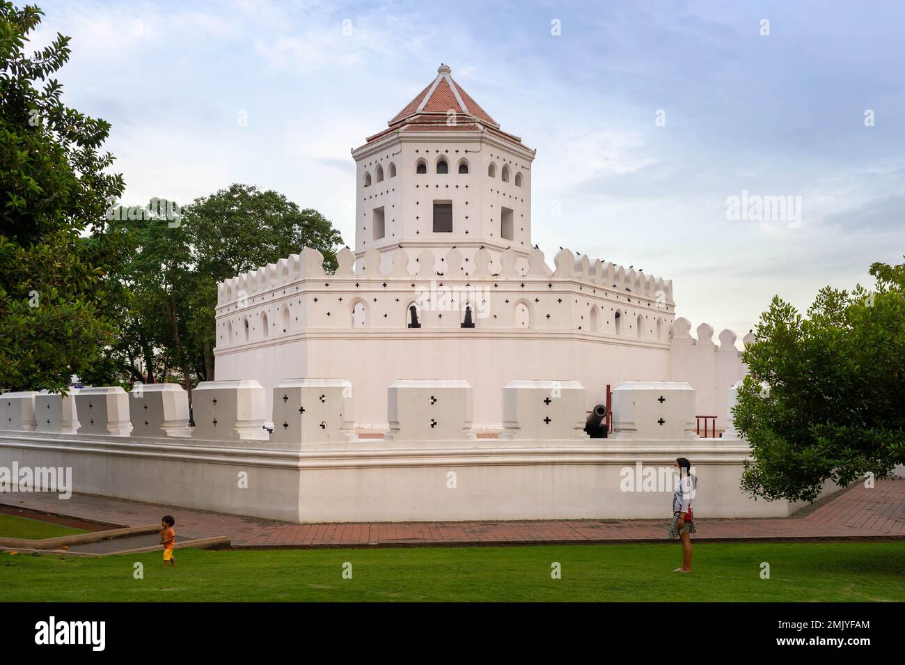 The Phra Sumen Fort on Phra Athit Road, Bangkok, Thailand Stock Photo ...