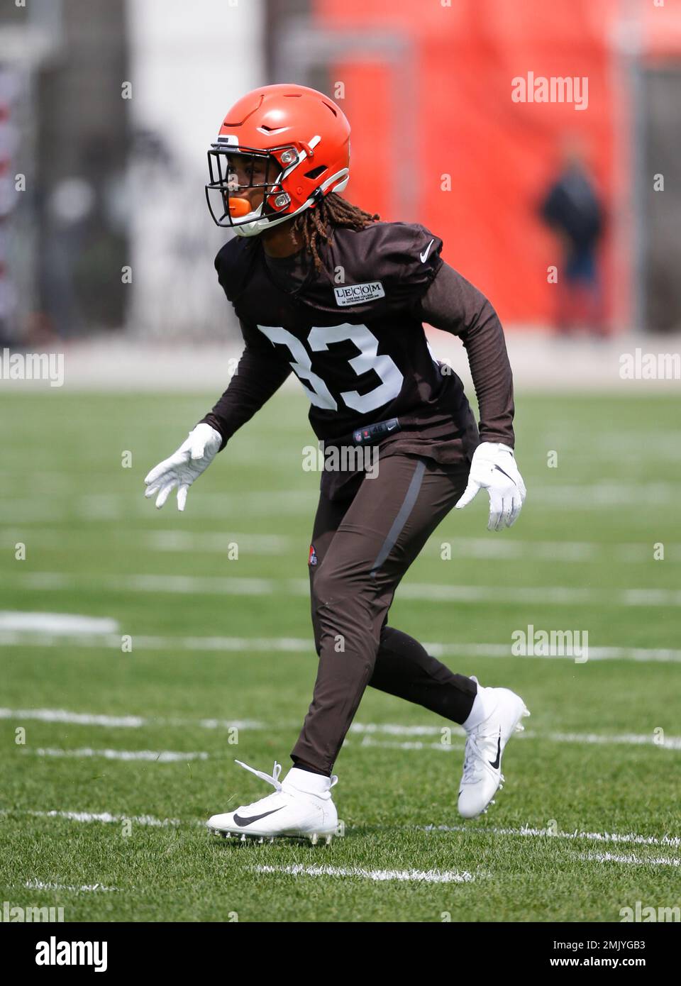 Cleveland Browns' Sheldrick Redwine runs through a drill during an NFL ...