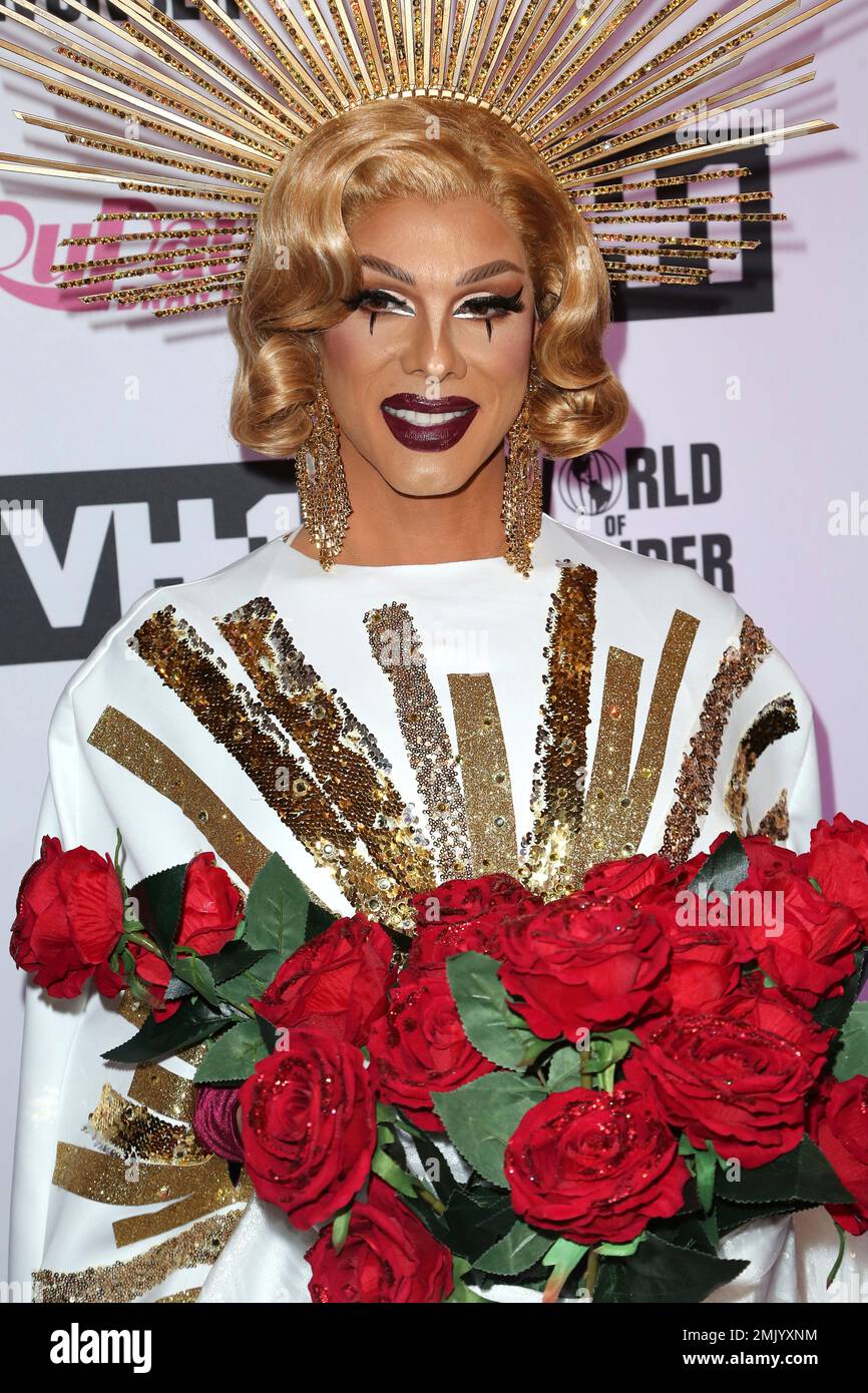 Shuga Cain arrives at the red carpet for "RuPaul's Drag Race" Season 11 ...