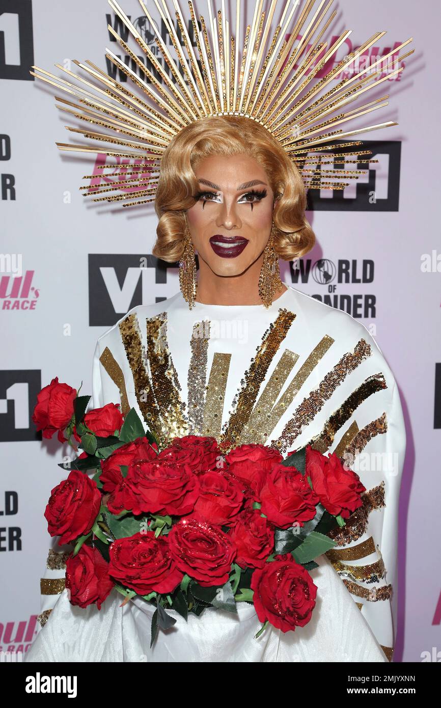 Shuga Cain arrives at the red carpet for "RuPaul's Drag Race" Season 11 ...