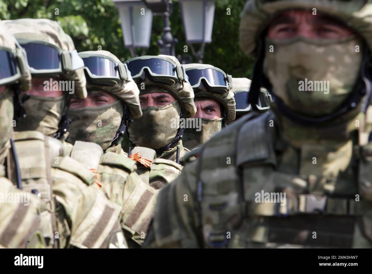 Chechen soldiers prepare to march during the Victory Day military ...