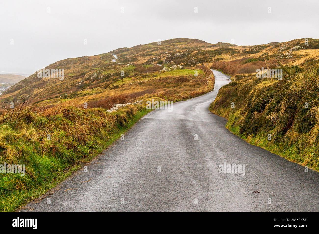 Fog ireland road hi-res stock photography and images - Alamy