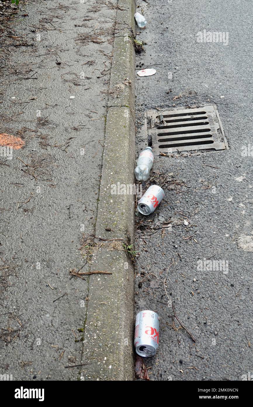 Empty tin cans on the road by the pavement Stock Photo - Alamy