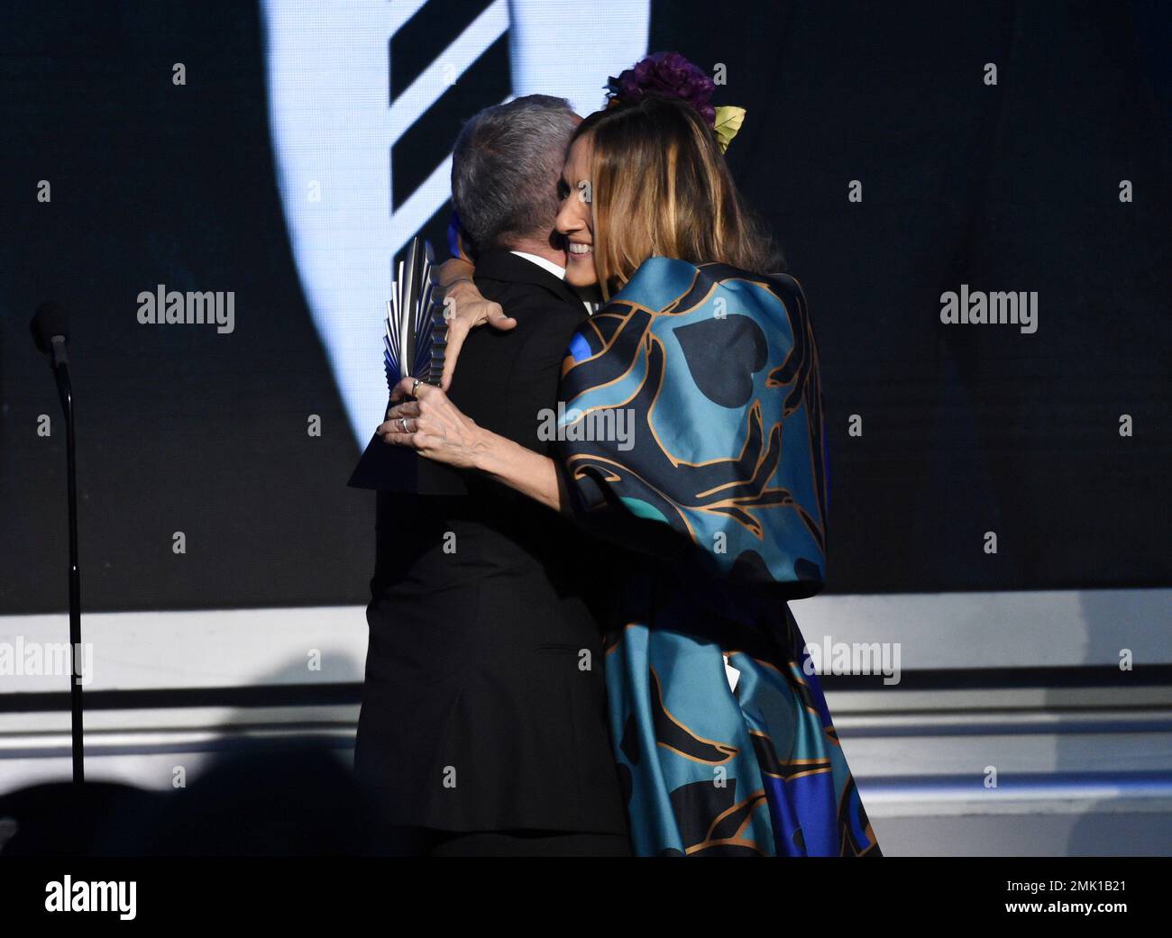 Actress Sarah Jessica Parker presents the Vito Russo award to Andy ...