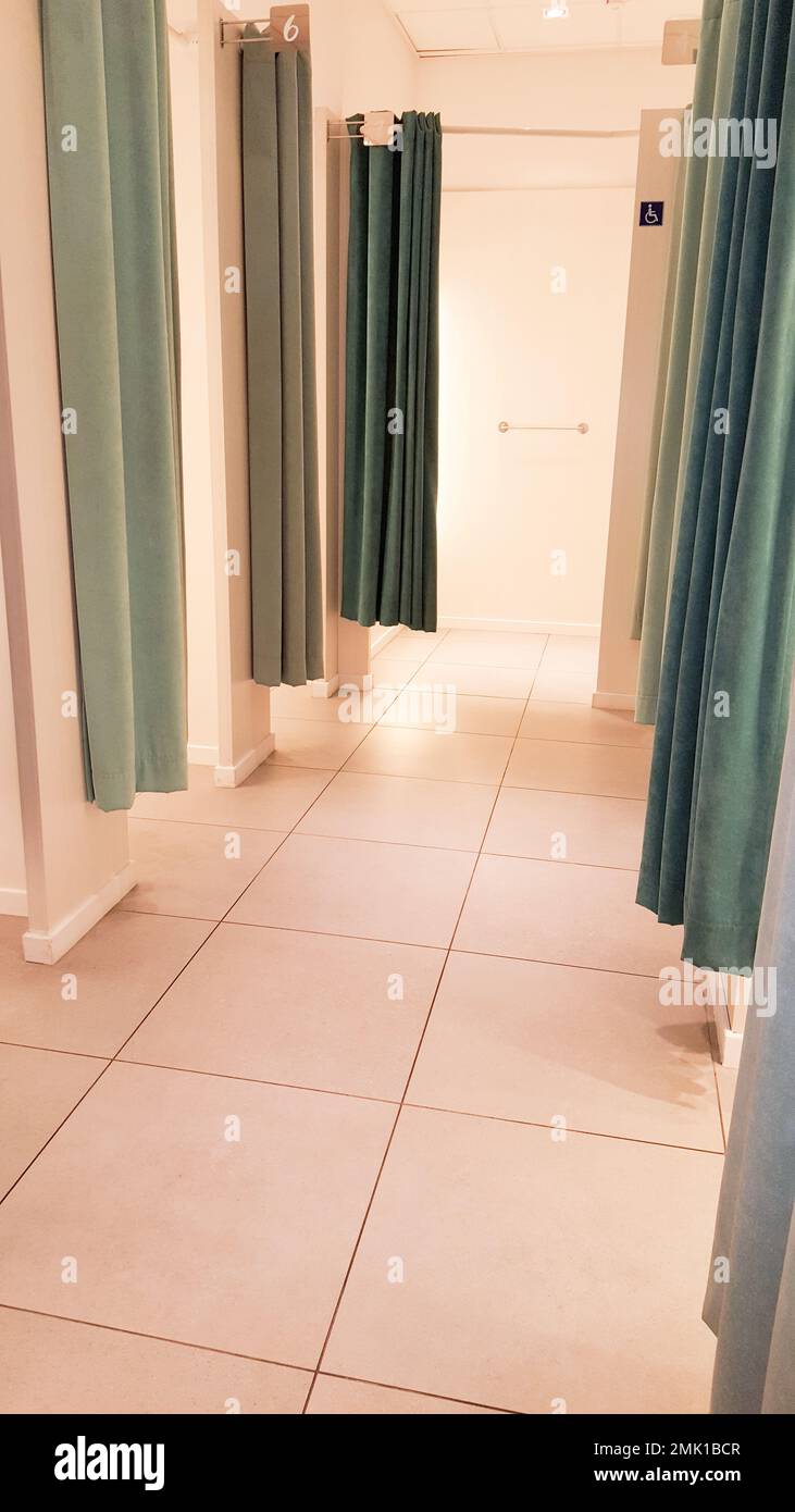 Fitting room empty interior in the shop Stock Photo - Alamy