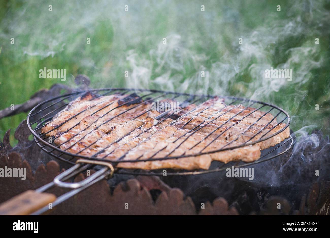 Round grill hi-res stock photography and images - Alamy