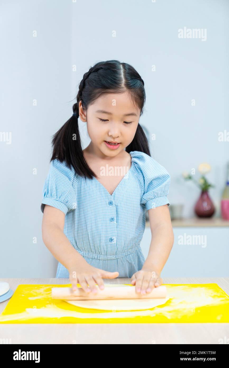 The little girl baking Stock Photo - Alamy