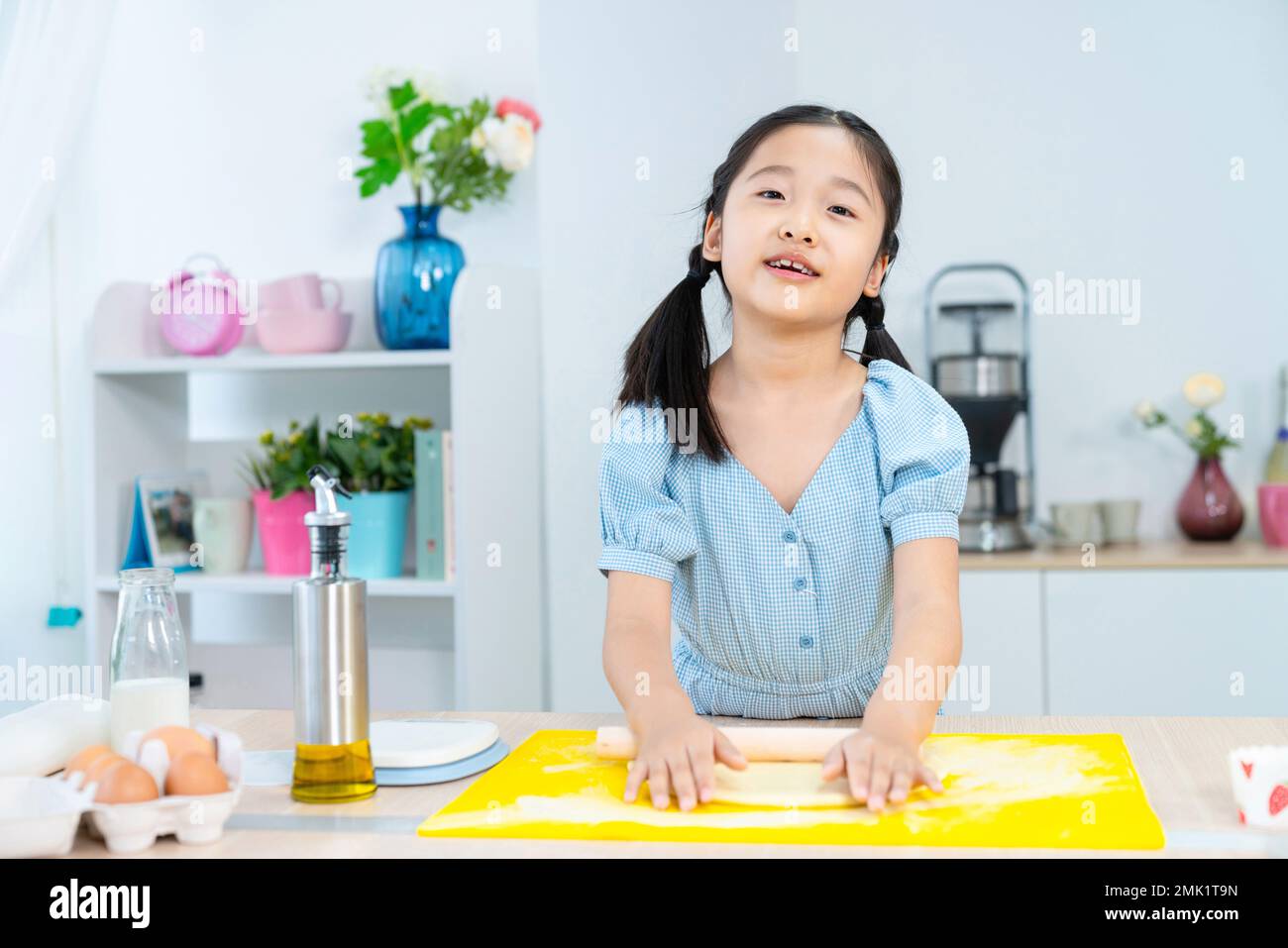 The little girl baking Stock Photo - Alamy