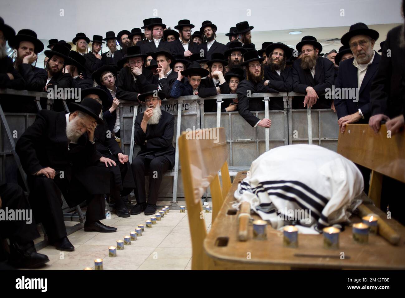 Ultra-Orthodox Jews mourn next to the body of Rabbi of the Kaliv ...