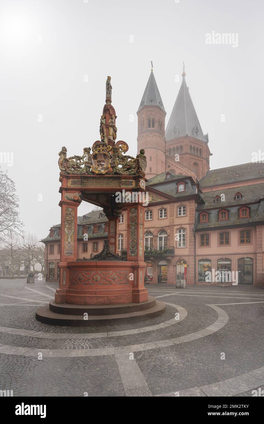 Marktbrunnen Fountain at Market Square (Marktplatz) in front of Mainz ...