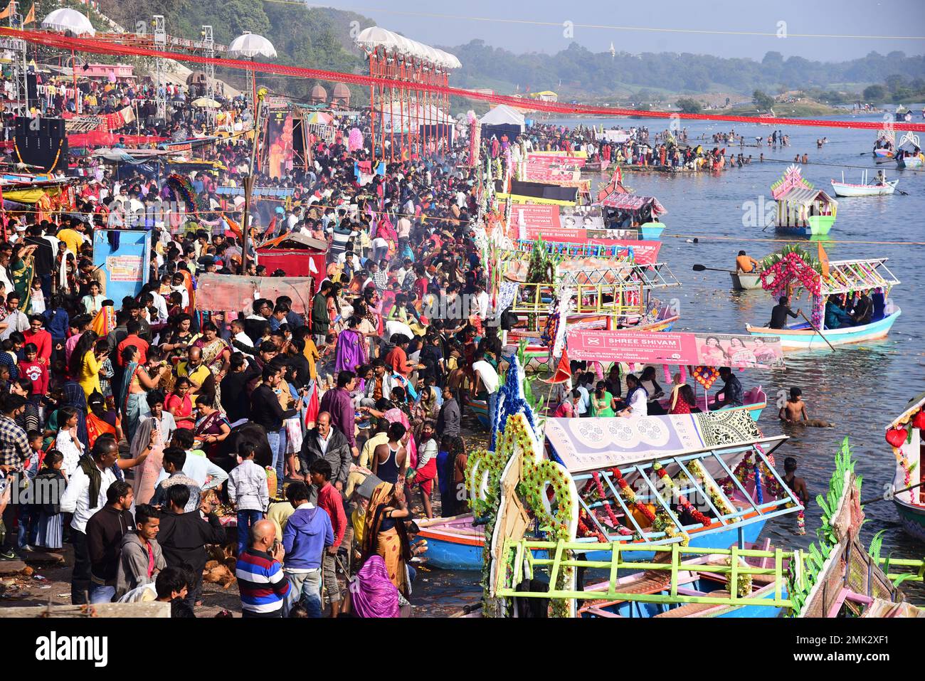 Jabalpur, India. 28th Jan, 2023. Jabalpur : Hindu devotees gather at ...