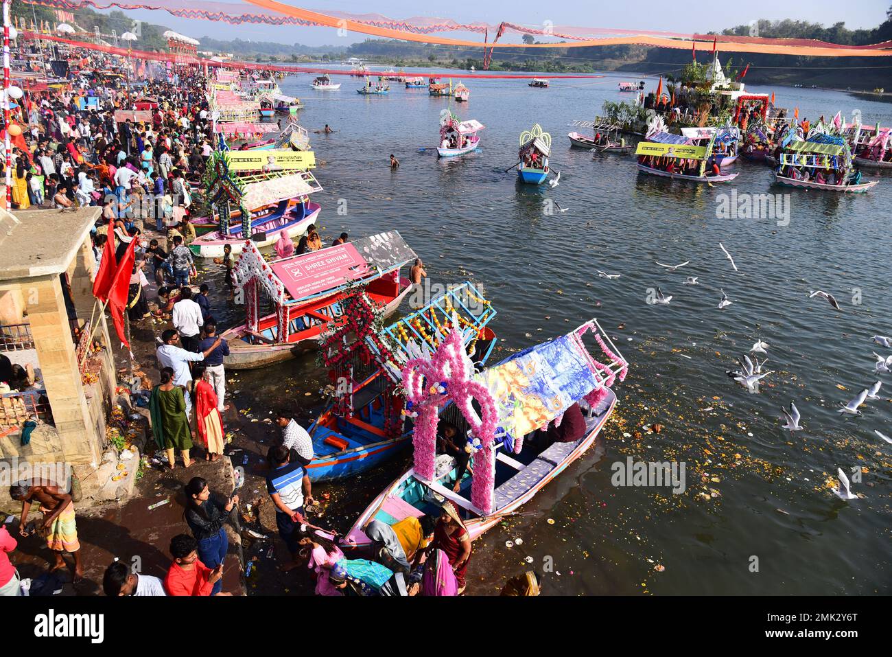 Jabalpur, India. 28th Jan, 2023. Jabalpur : Hindu devotees gather at ...