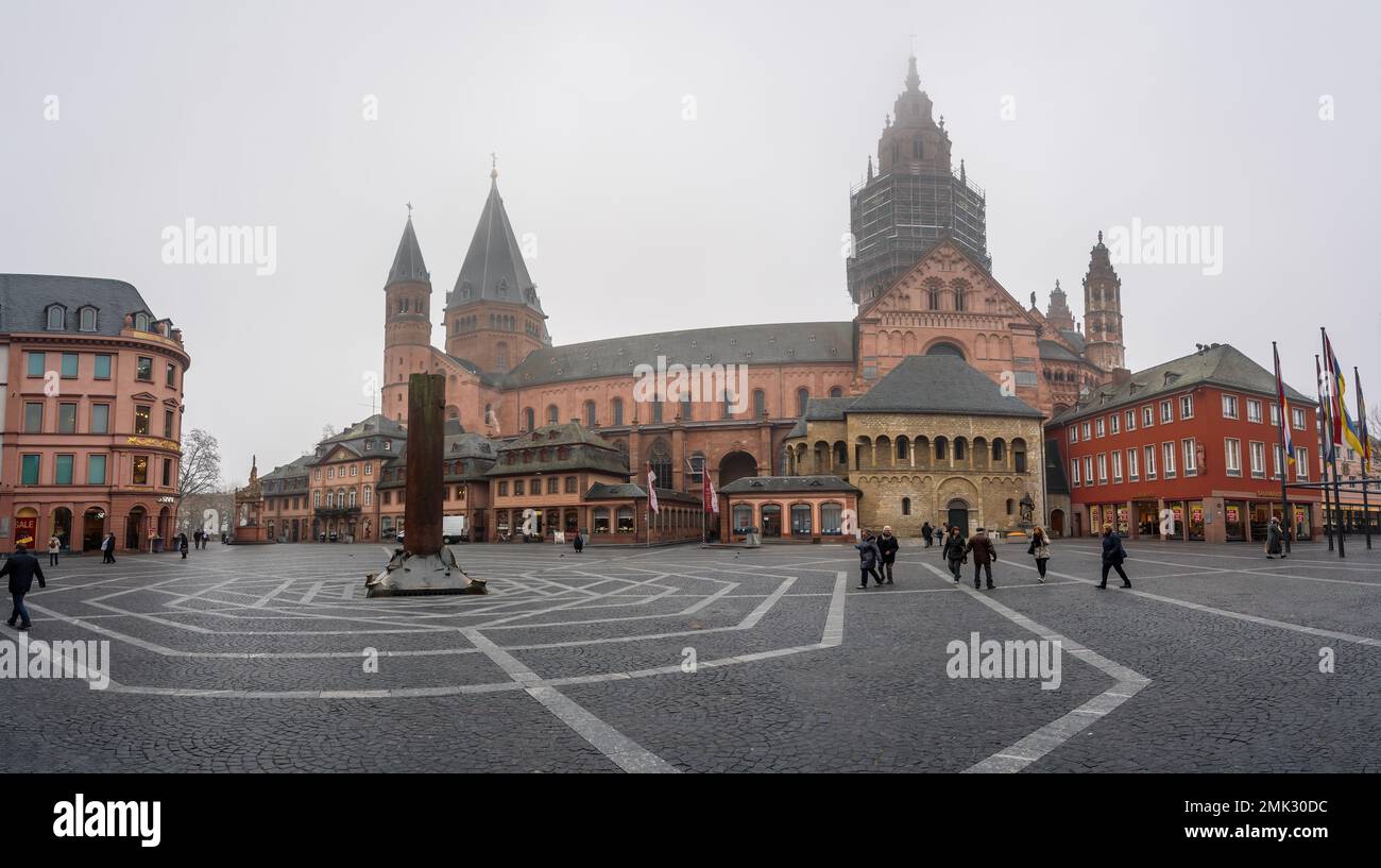 Panoramic view of Marktplatz Square with Cathedral and Heunensaule ...