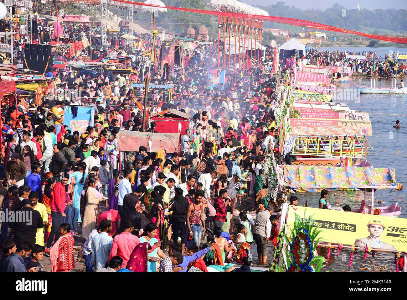 Jabalpur, India. 28th Jan, 2023. Jabalpur : Hindu devotees gather at ...
