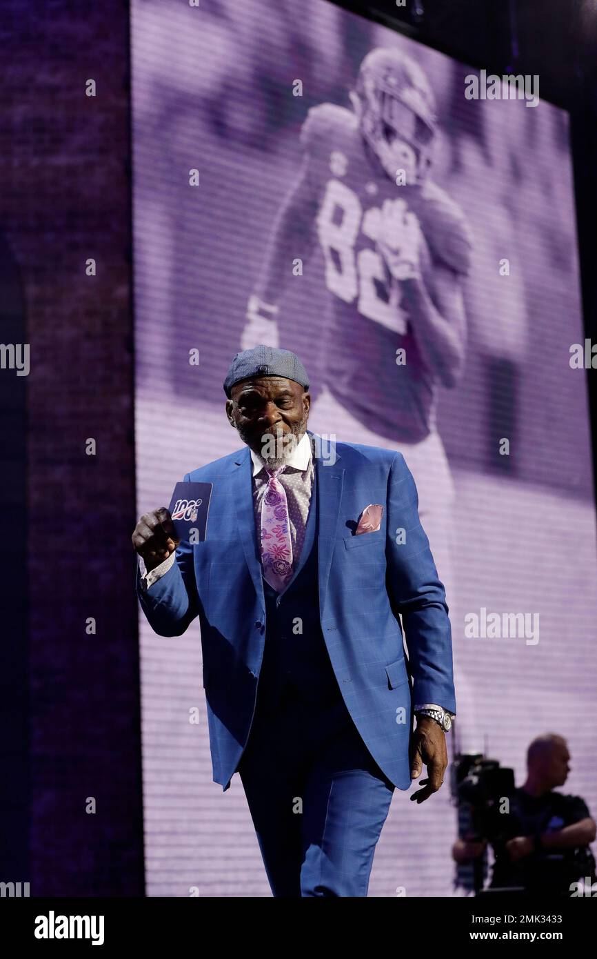 Former Minnesota Vikings player Carl Eller leaves the stage after ...