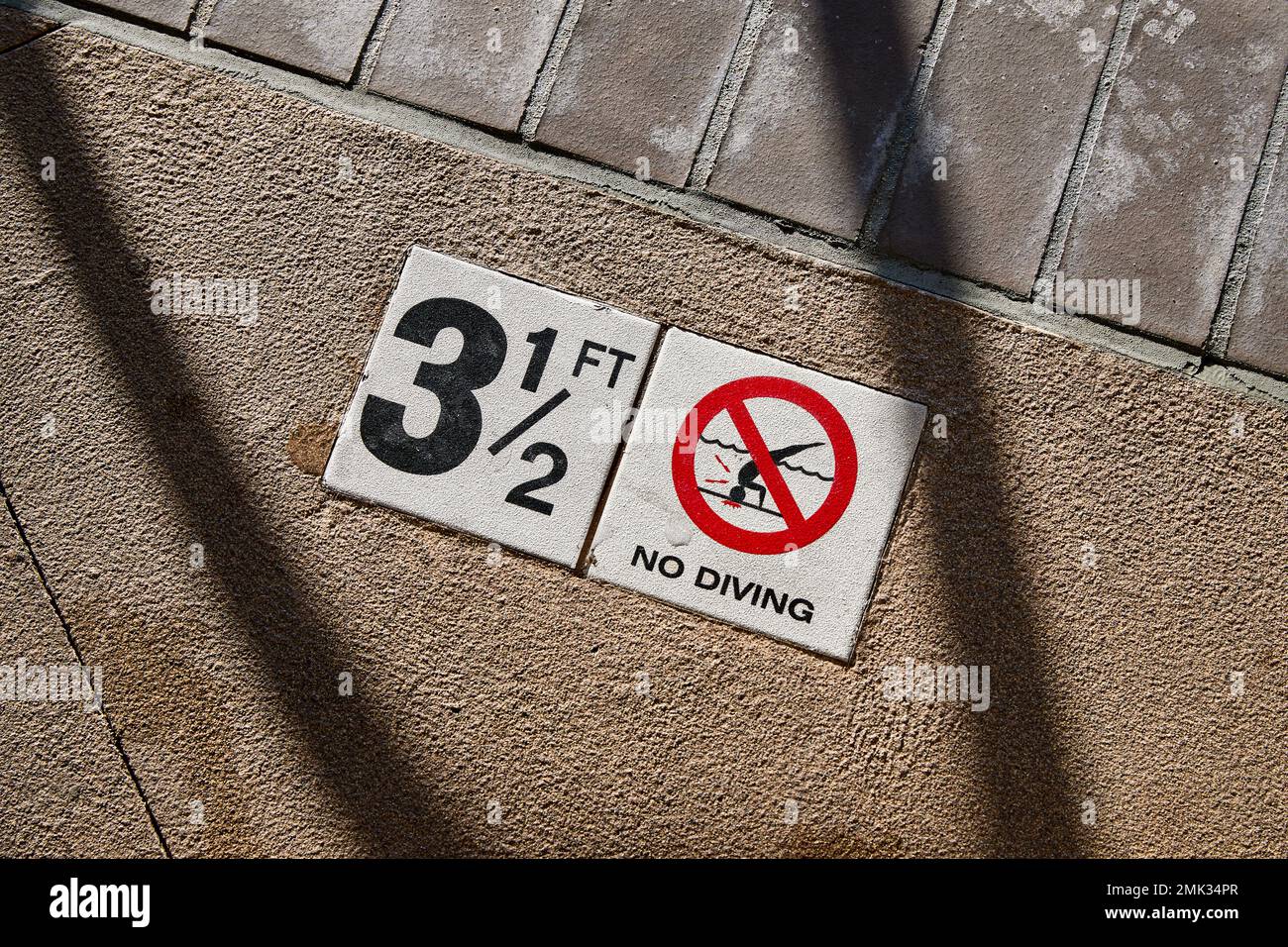Pool depth sign hi-res stock photography and images - Alamy