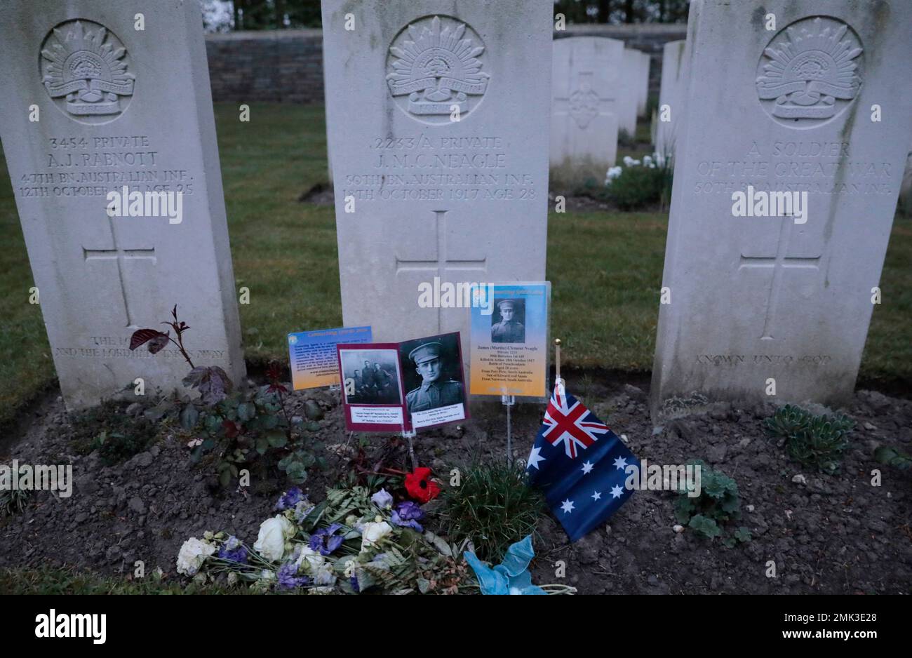 Cards and flowers are placed on the grave of WWI soldier Australian ...