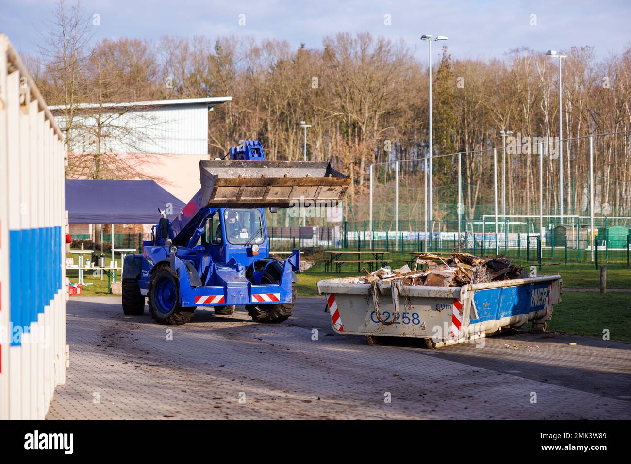 Members of THW remove construction debris with the help of a wheel ...