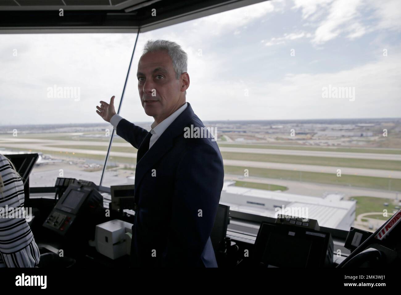 Chicago Mayor Rahm Emanuel tours inside the south air traffic control ...