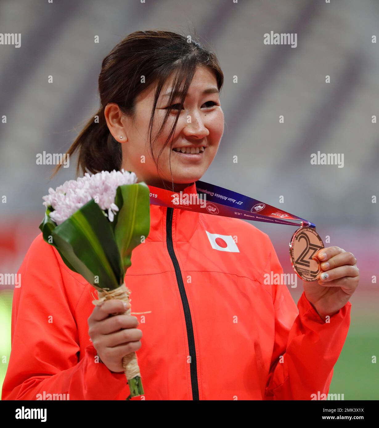 Japan's Akane Watanabe celebrates with her bronze medal for the women's ...
