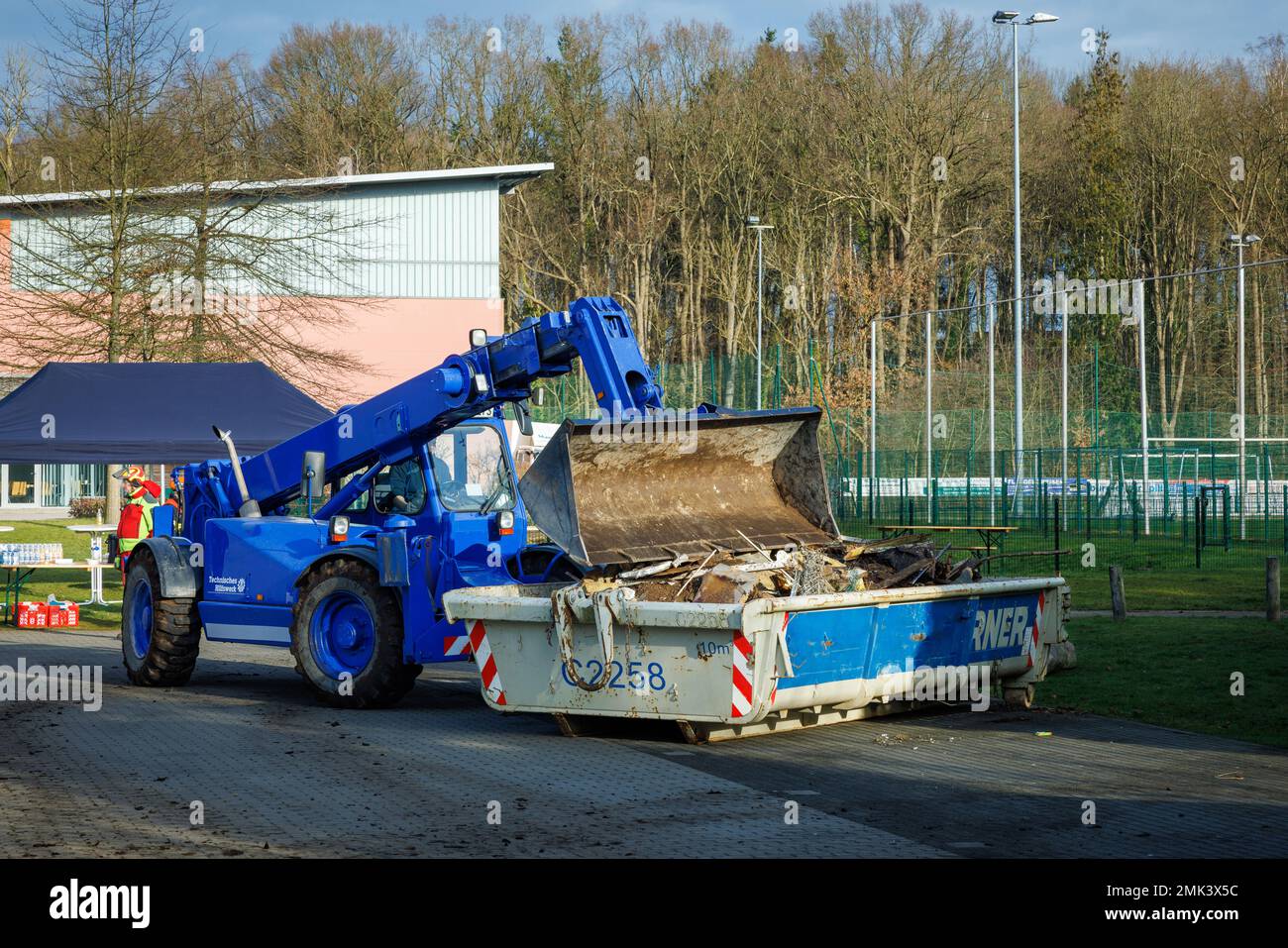 Members of THW remove construction debris with the help of a wheel ...