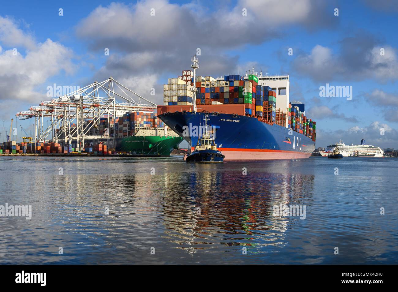 Container ship operations at the Port of Southampton Stock Photo - Alamy