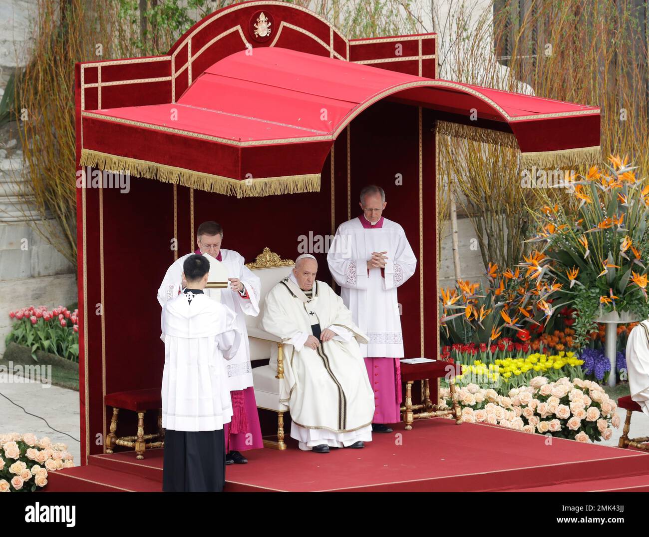 Pope Francis celebrates Easter Mass in St. Peter's Square at the ...