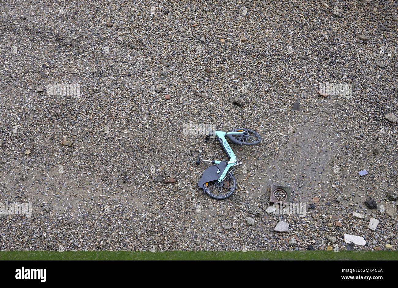 Ebike thrown hi-res stock photography and images - Alamy