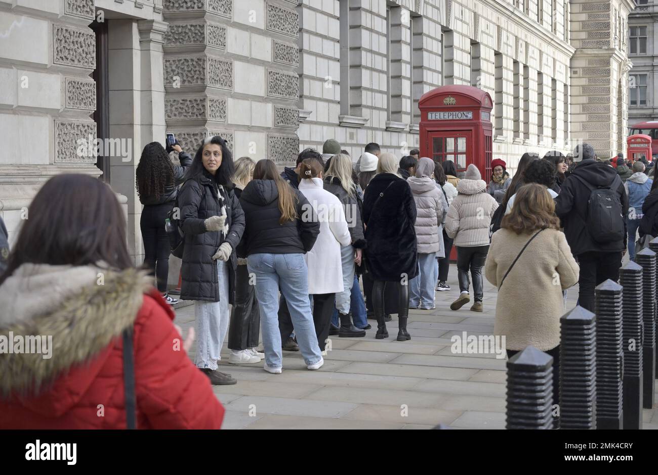 London, England, UK. Tourists queueing to have their photo taken by one ...